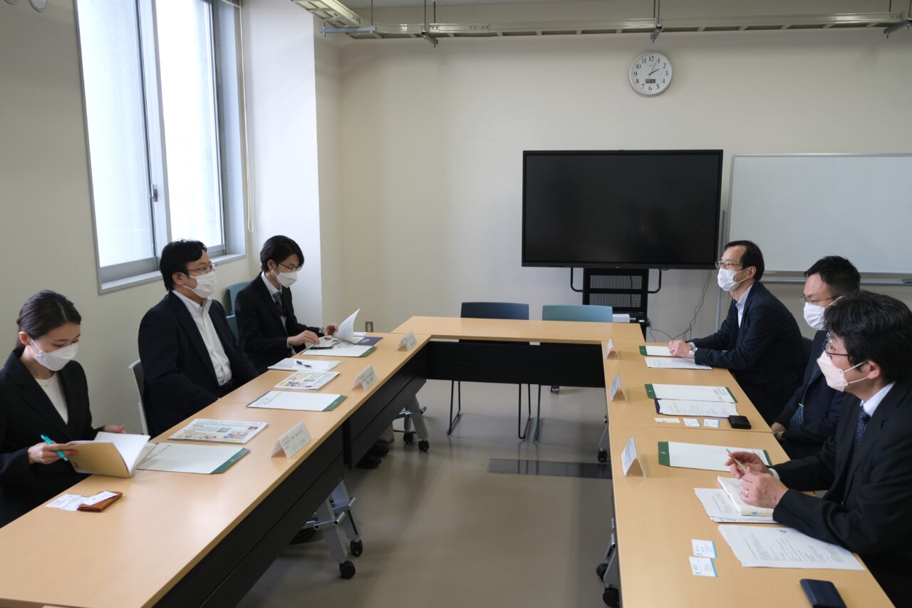 Mr. Takashi Nishiyama, Director of Basic and Generic Research Division of MEXT, visited ICReDD ...