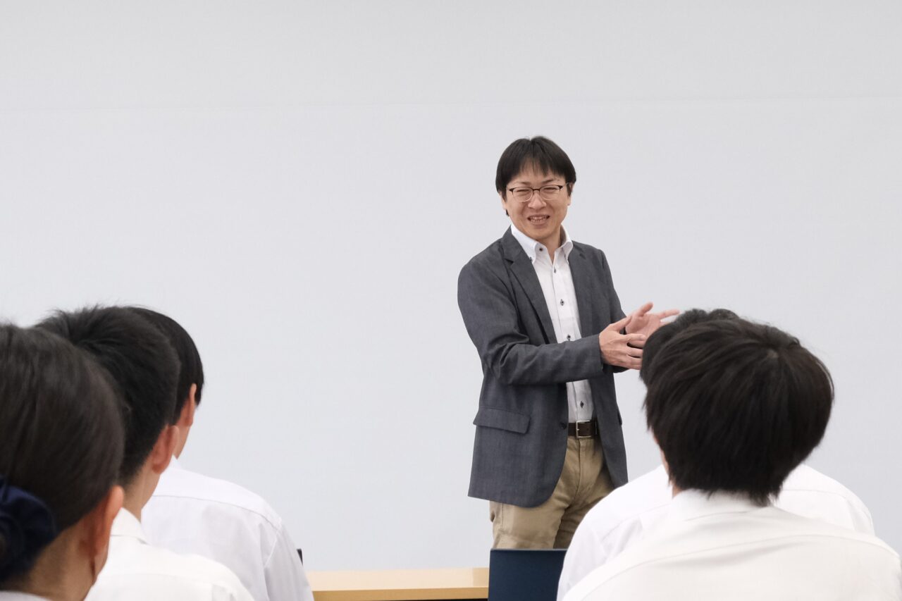 高校生が研究室訪問 – 北海道大学 化学反応創成研究拠点 (ICReDD)